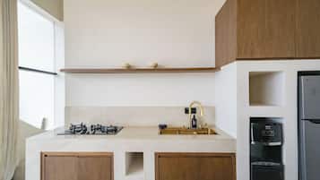 Villa, 2 quartos, piscina privativa, vista para o oceano | Cozinha privada | Um frigorífico, uma cafeteira/bule, utensílios de cozinha, Congelador