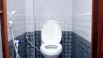 Suíte família | Banheiro | Chuveiro, chuveiro com efeito de chuva, toalhas de banho