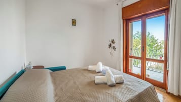 Apartamento standard, vários quartos (Tramonto D'Oro Apartment Near The) | 3 quartos, Wi-Fi de cortesia, roupa de cama