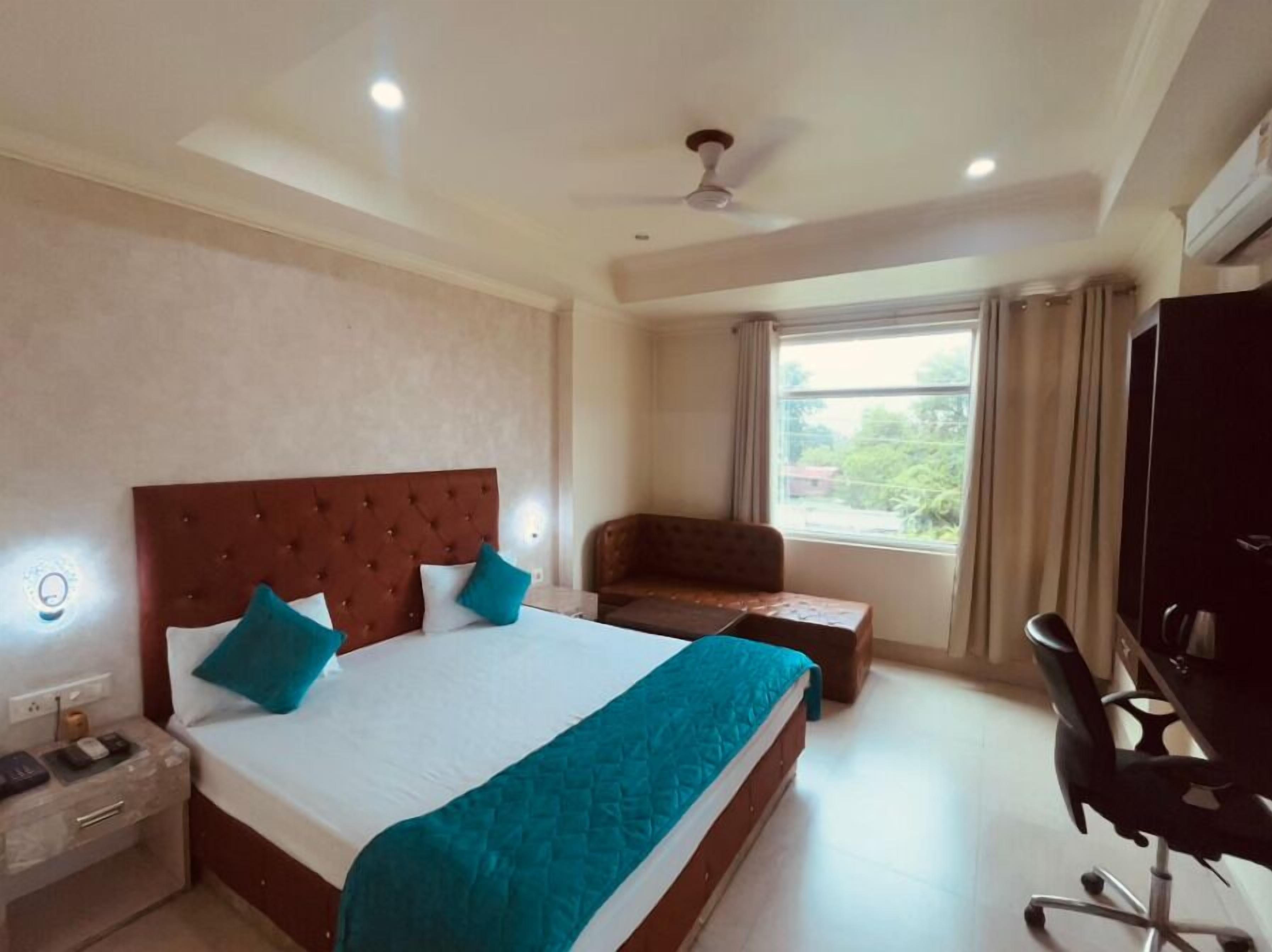 Quarto Duplo Superior, Vista para a cidade | Secretária, Wi-fi grátis 