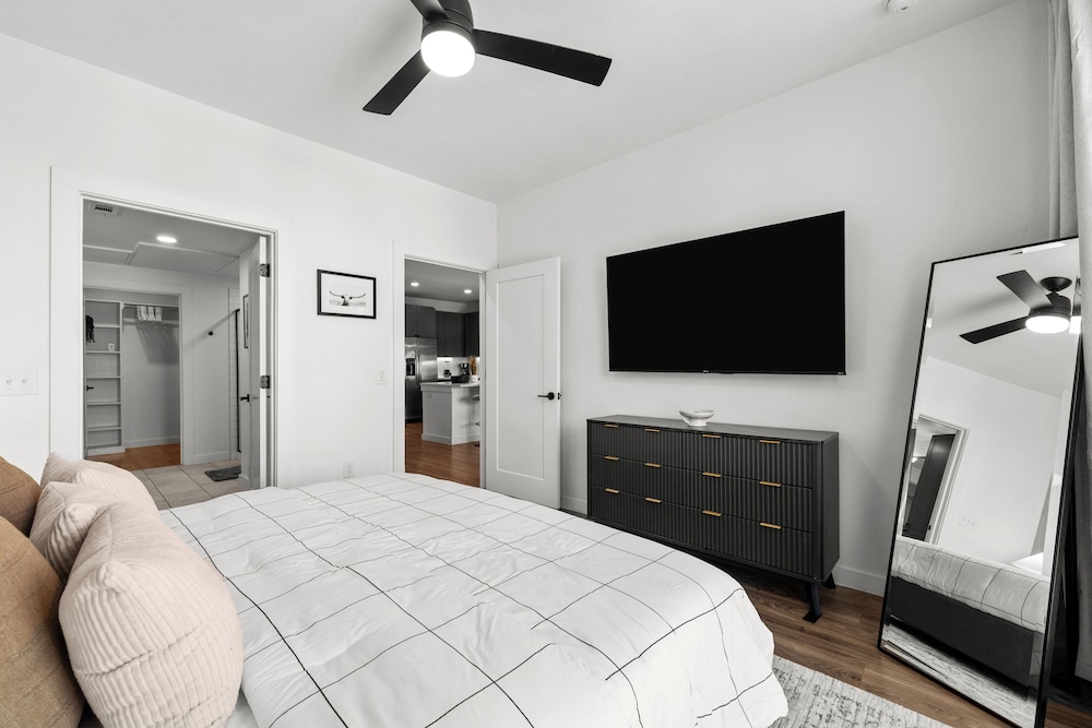 Spacious 1-Bedroom Apartment with Work Desk & Monitor. 10 Minutes From ...