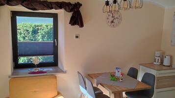 Comfort Appartement mit Terrasse und Pool Nassfeld - Presseggersee - Kärnten | Cozinha privada | Um frigorífico/congelador grande, um micro-ondas, um forno