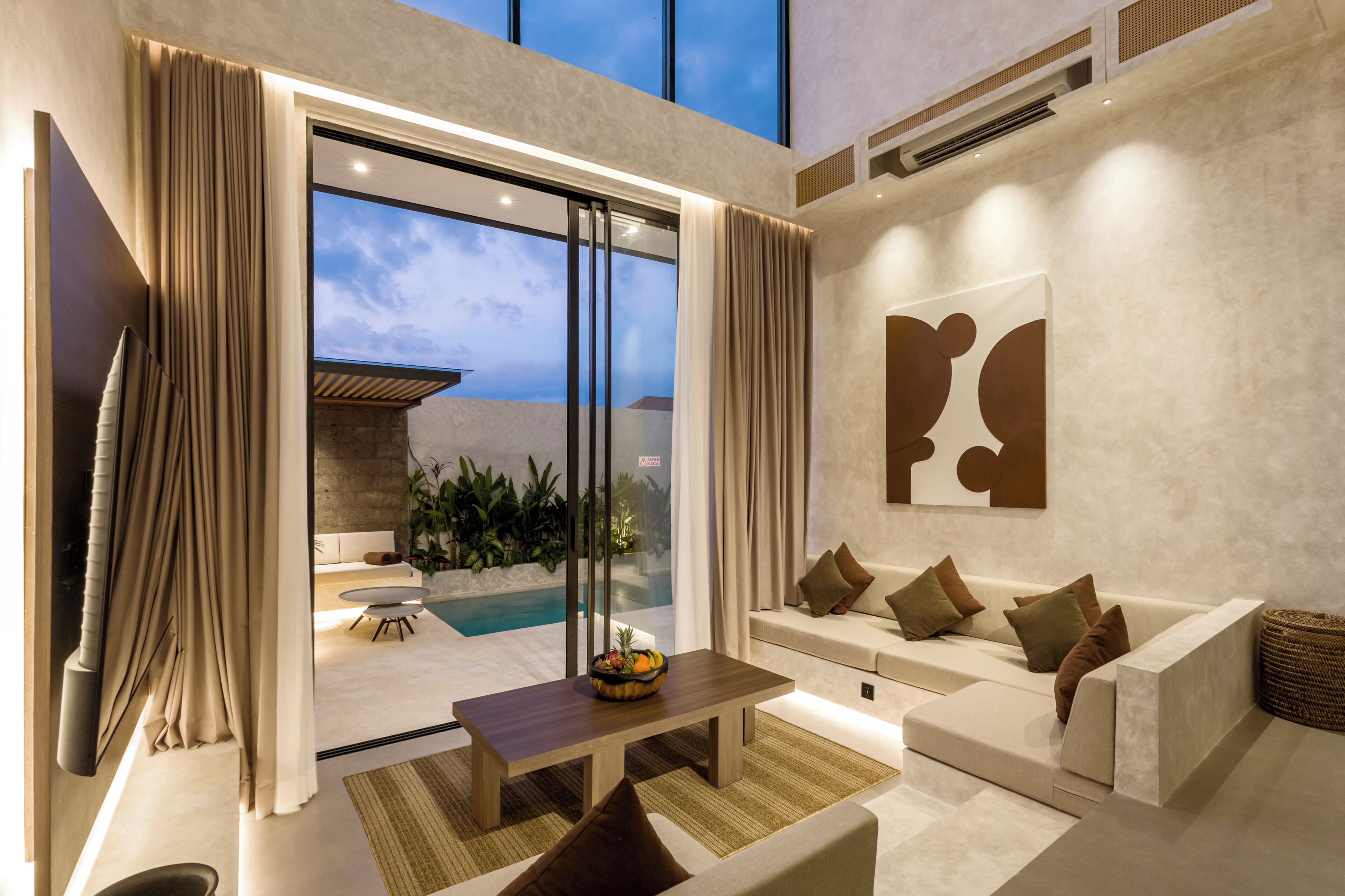 Vila luxo, 2 quartos, piscina particular, vista para a piscina | Área de estar | Smart TV 32 polegadas com canais digitais