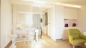 Apartamento Design, varanda, vista para a praia | Cozinha privada | Uma chaleira elétrica