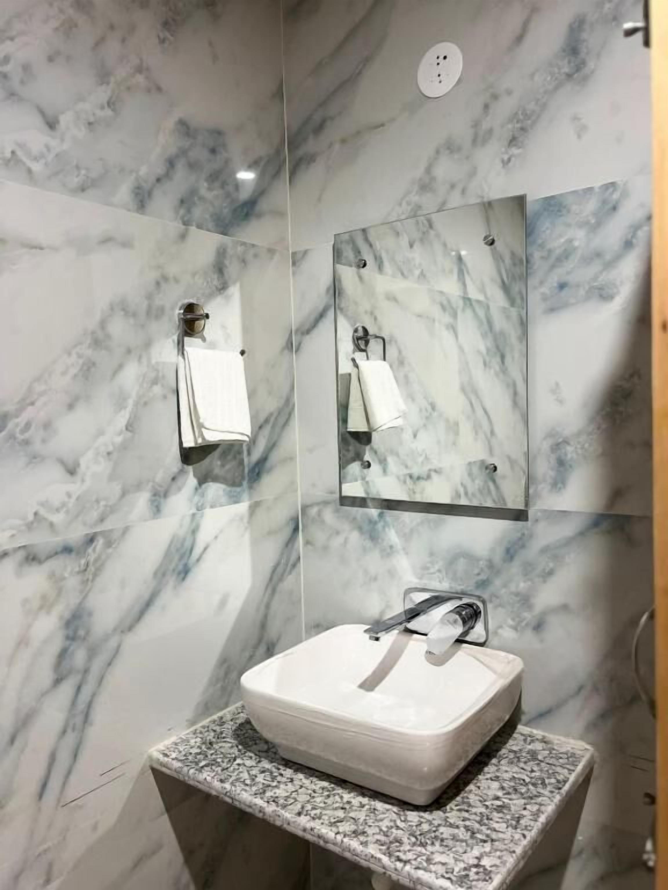 Quarto casal superior, sacada, vista para a montanha | Banheiro | Produtos de toalete grátis, secador de cabelo (mediante solicitação)