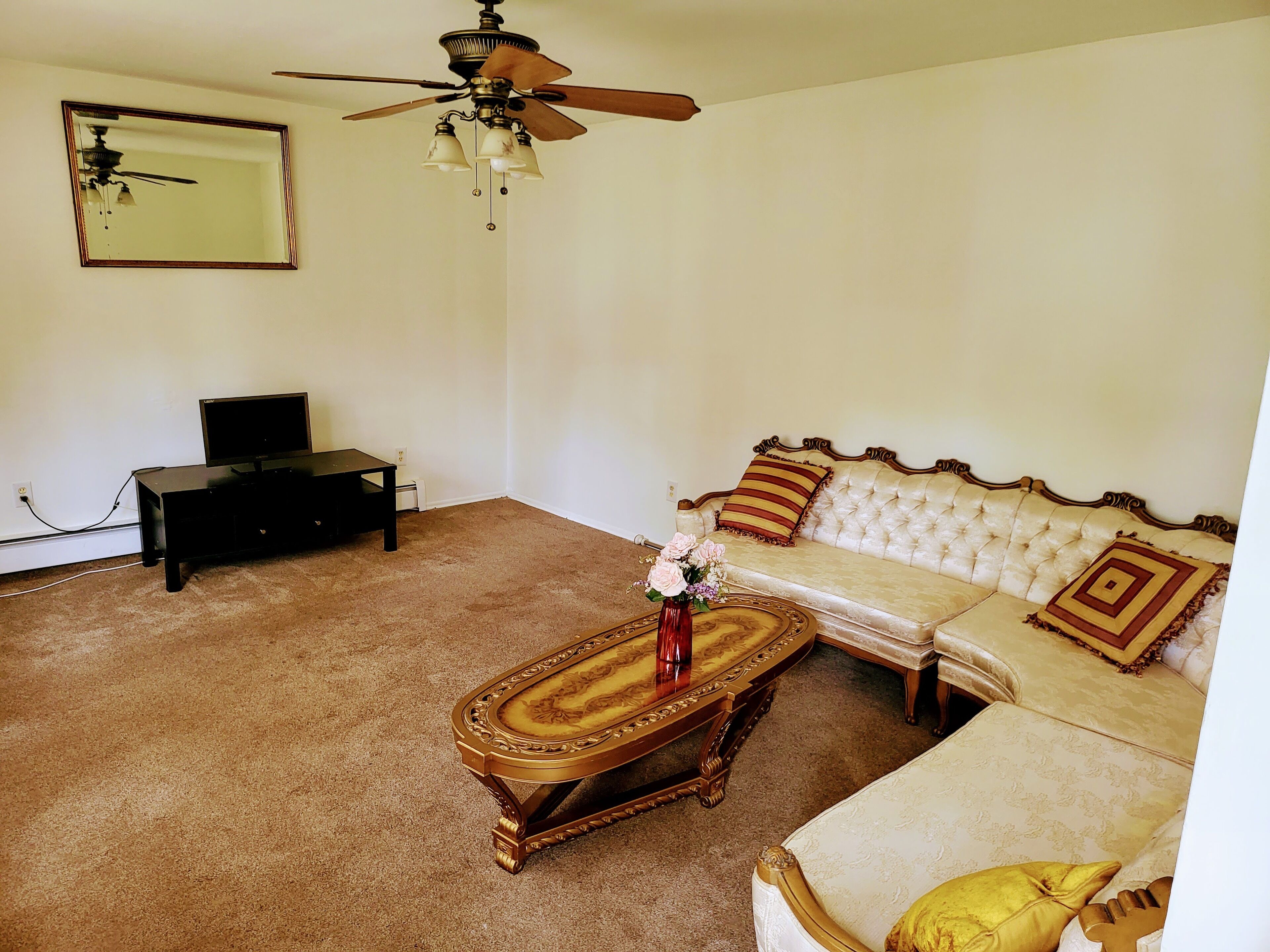 Charming 3-bedroom House With Ac In Deer Park - Huntington, NY