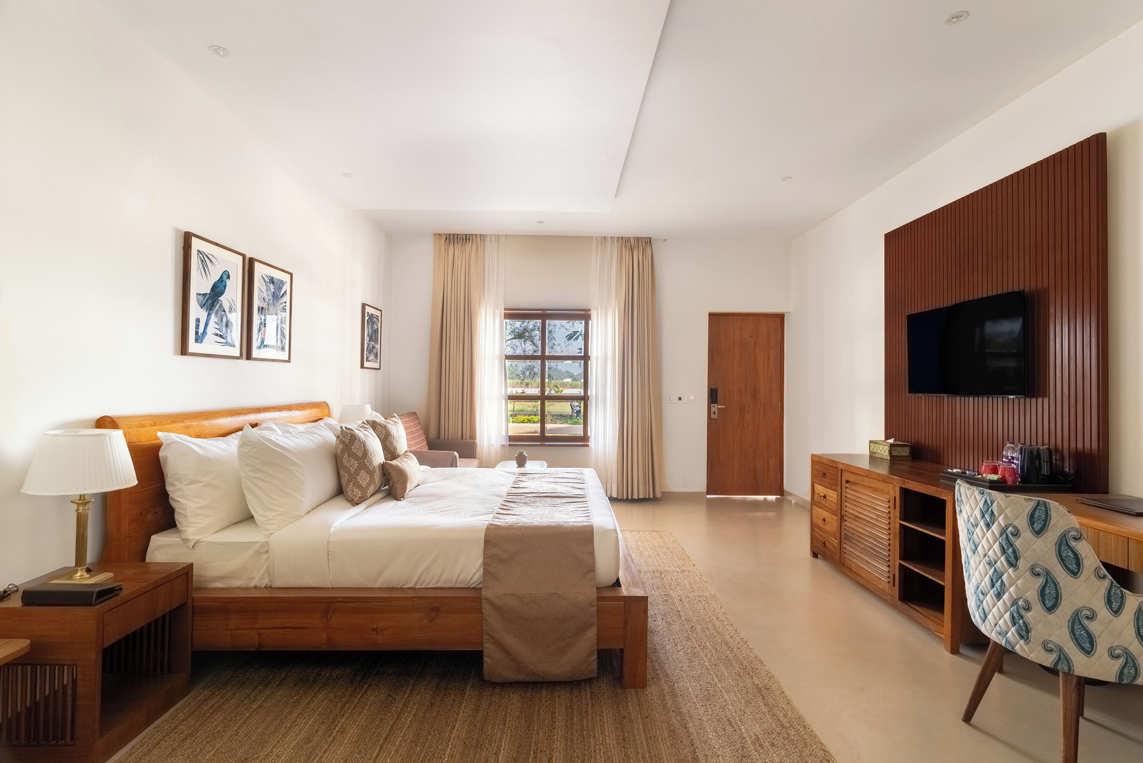 Signature Suite with Bay Window | Minibar, cofre no quarto, secretária, cortinas/cortinados opacos 