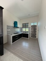 Casa Deluxe | Cozinha privada | Um frigorífico, utensílios de cozinha