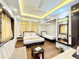 Quarto triplo luxo, ar-condicionado | Roupas de cama antialérgicas, escrivaninha, quartos à prova de som