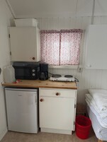 Cabana econômica, 2 camas de solteiro, banheiro compartilhado | Parte interna