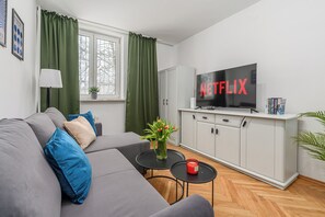 Apartamento conforto, vista para o pátio | Área de estar | Smart TV 40 polegadas com canais digitais