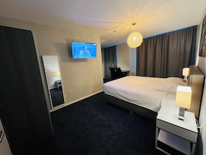 Standard Family Room | Escrivaninha, Wi-Fi de cortesia
