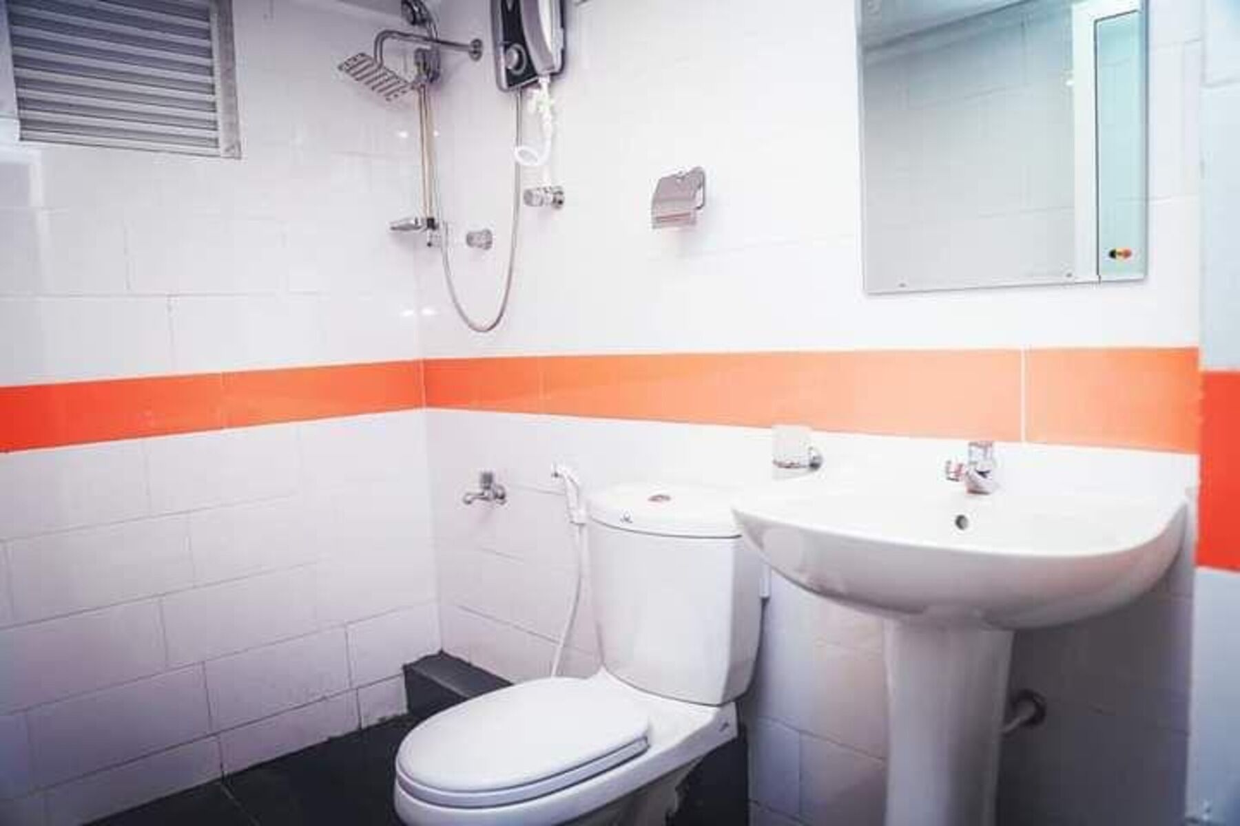 Chuveiro, toalhas de banho, sabonete, papel higiênico