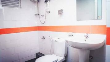 Chuveiro, toalhas de banho, sabonete, papel higiênico