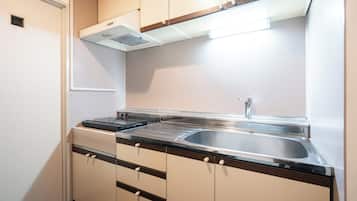 Quarto Twin | Cozinha privada | Um frigorífico, um micro-ondas, utensílios de cozinha