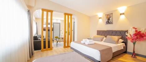 Quarto Quádruplo Standard, 1 quarto, ar condicionado, Vista para a cidade | Secretária, secretária adequada para computadores portáteis