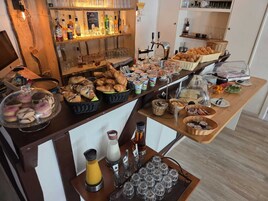 Café da manhã com buffet grátis todos os dias