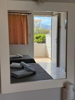 Quarto Triplo, varanda, vista para o jardim | Interior