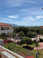 Quarto duplo, sacada, vista para o jardim | Área da propriedade