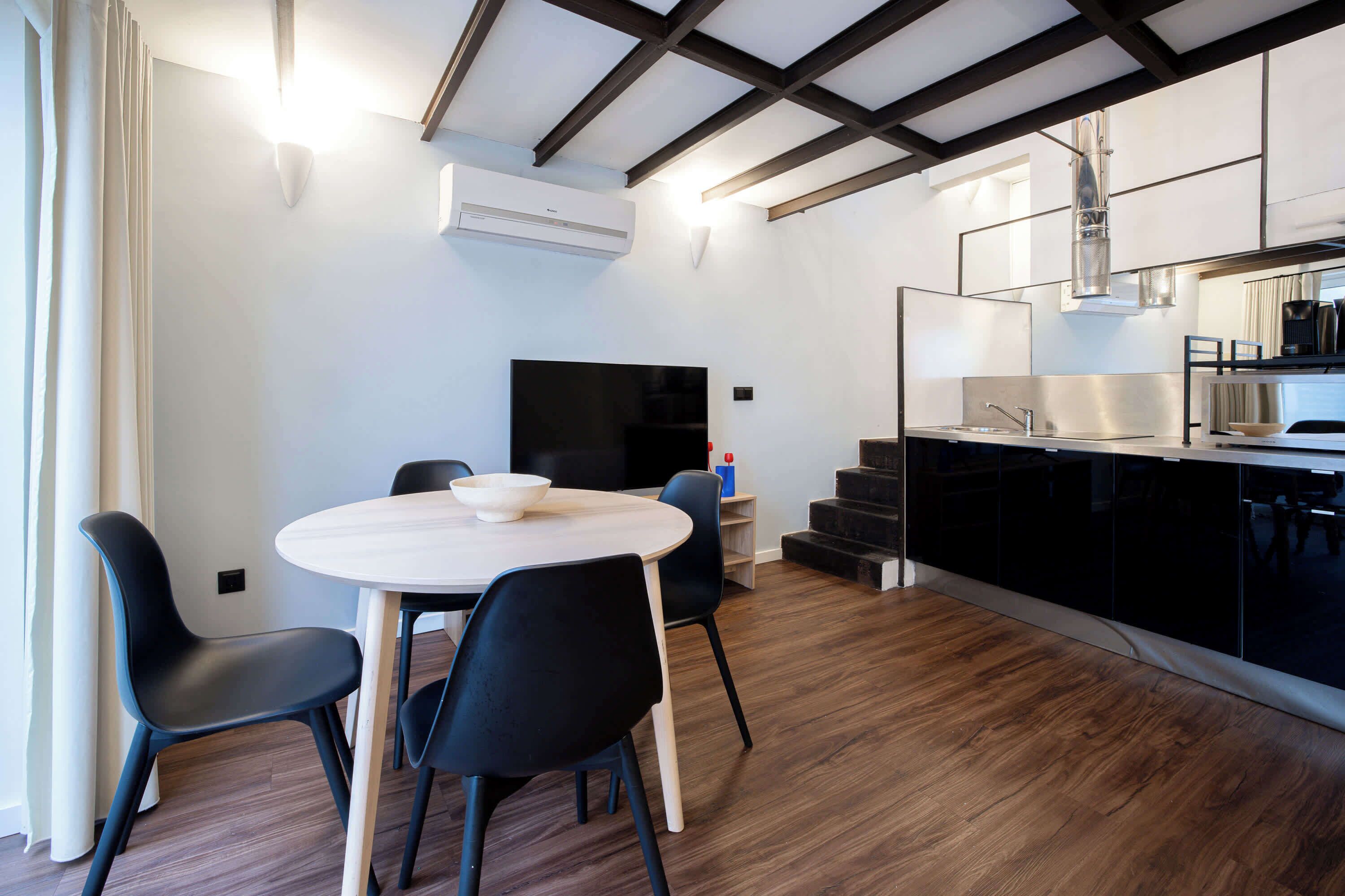 Apartamento, 1 quarto | Sala de estar | Televisor de 60 cm com canais por cabo 