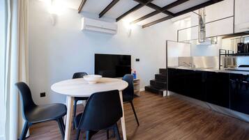 Apartamento, 1 quarto | Sala de estar | Televisor de 60 cm com canais por cabo