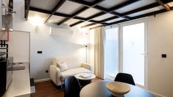 Apartamento, várias camas | Sala de estar | Televisor de 60 cm com canais por cabo