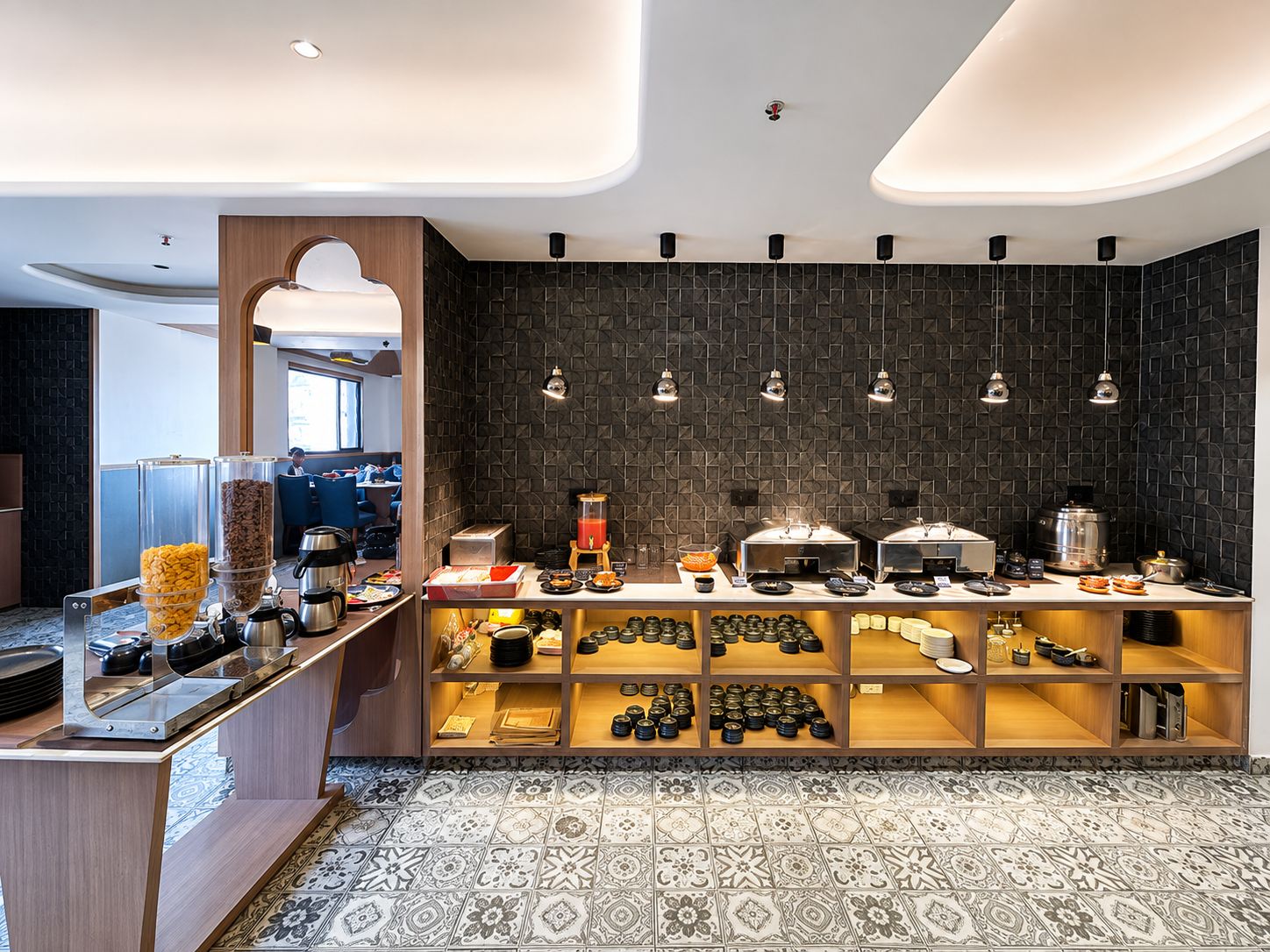 Cozinha moderna com bancada para refeições, espaço para café e diversas opções de alimentos.