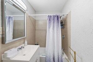 Apartamento, 2 quartos | Banheiro | Toalhas de banho, shampoo