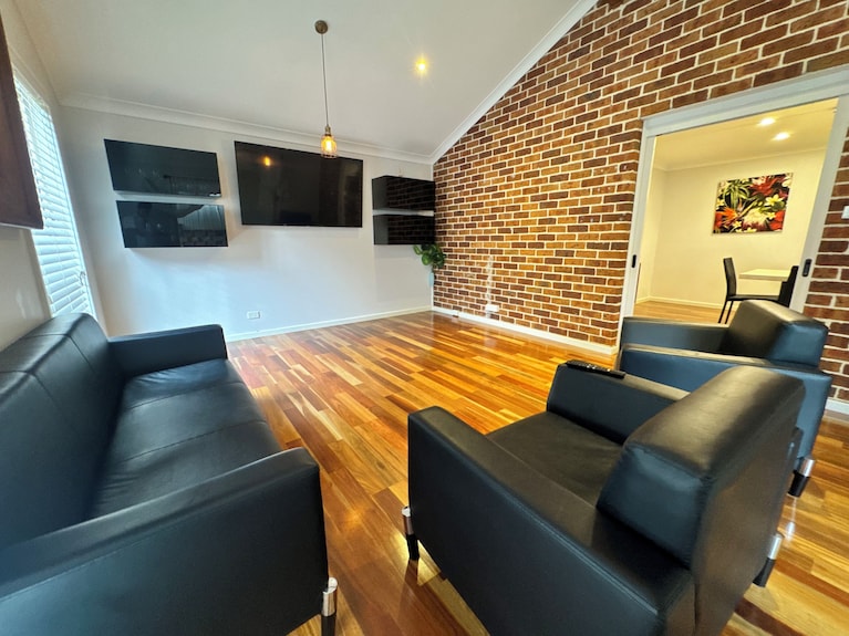 Resort-style Family Retreat With Pool & Views - Wollongong