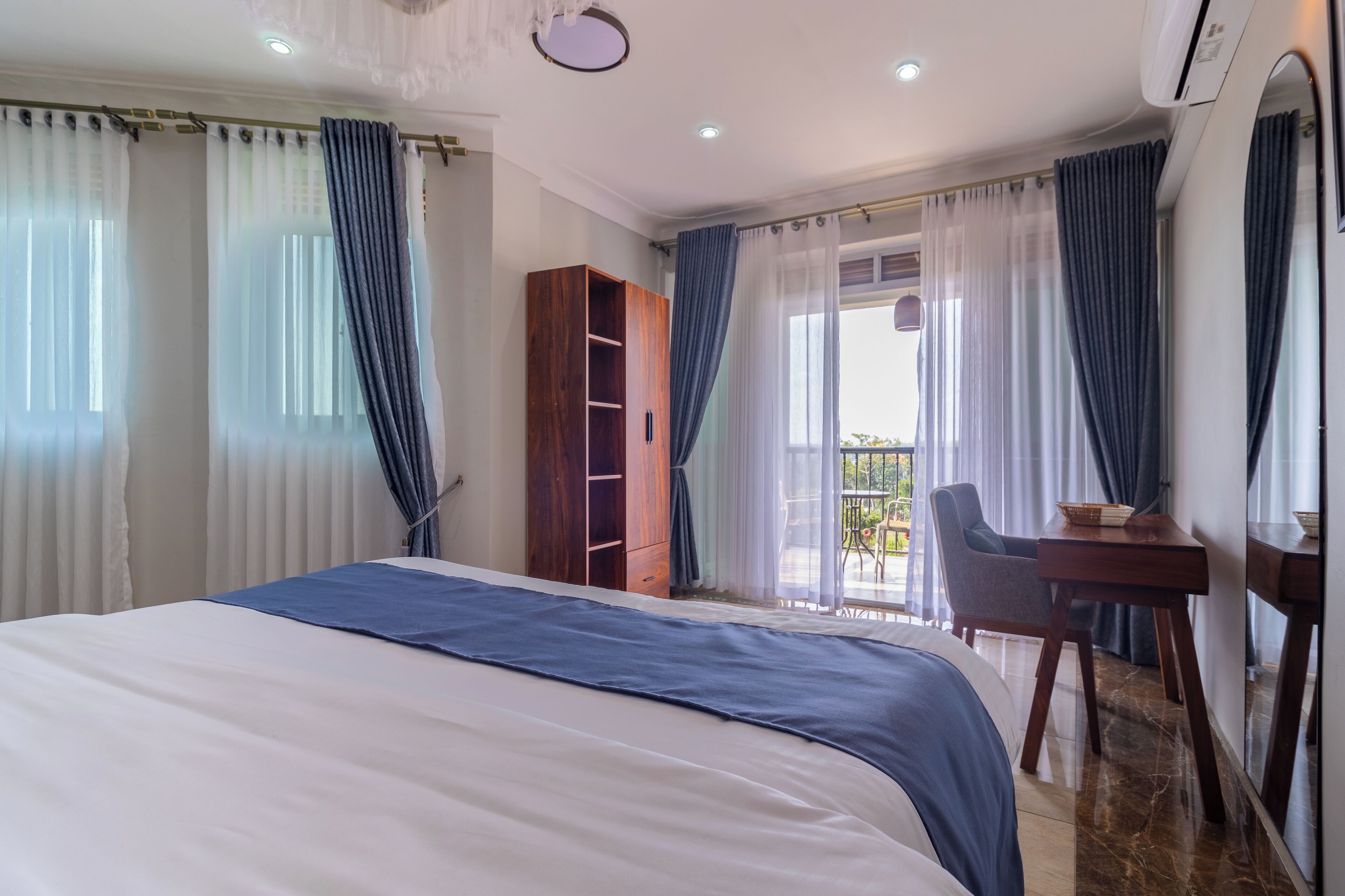 Secretária, secretária adequada para computadores portáteis 