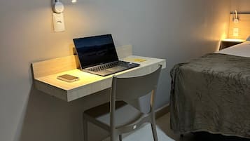 Quarto Triplo Standard | Secretária, secretária adequada para computadores portáteis