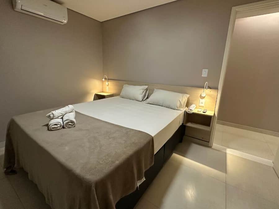 Quarto Duplo Deluxe | Secretária, secretária adequada para computadores portáteis