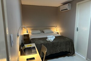 Quarto Triplo Standard | Secretária, secretária adequada para computadores portáteis 