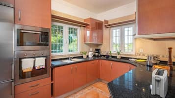 Villa Familiar, varanda | Cozinha privada | Uma cadeira de bebé