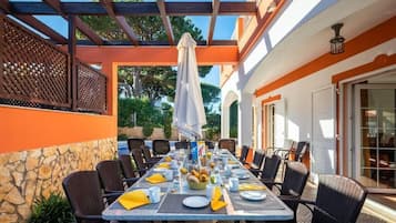 Villa Familiar, varanda | Refeições ao ar livre