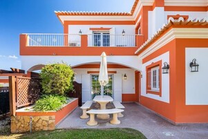 Villa, vista para o jardim | Refeições ao ar livre