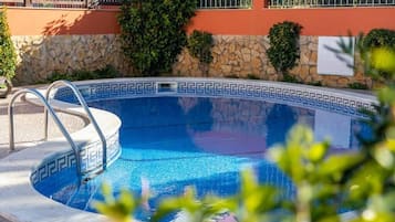 Villa, vista para o jardim | Piscina | Piscina exterior, guarda-sóis, espreguiçadeiras
