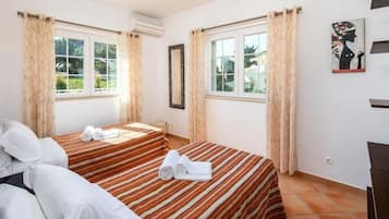 Villa, vista para o jardim | Cofre no quarto, cortinas/cortinados opacos, Wi-fi grátis