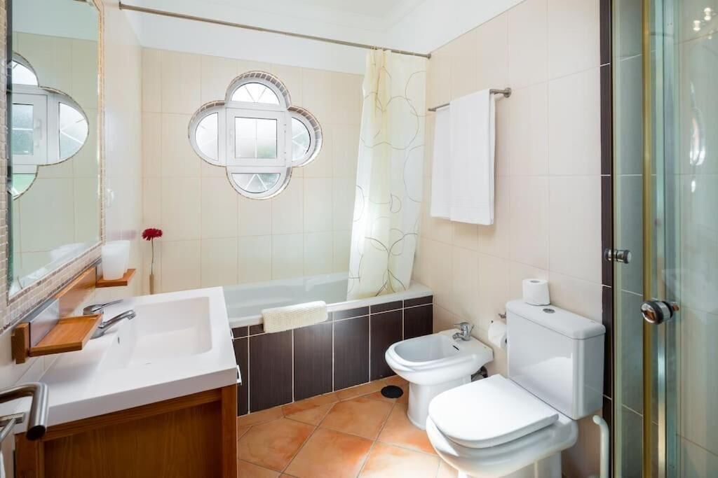 Villa, vista para o jardim | Casa de banho | Artigos de higiene pessoal grátis, um secador de cabelo 