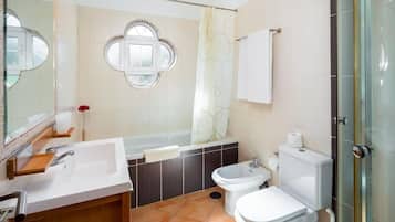 Villa, vista para o jardim | Casa de banho | Artigos de higiene pessoal grátis, um secador de cabelo