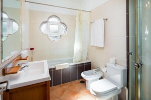 Villa, vista para o jardim | Casa de banho | Artigos de higiene pessoal grátis, um secador de cabelo 