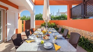 Villa, vista para o jardim | Refeições ao ar livre