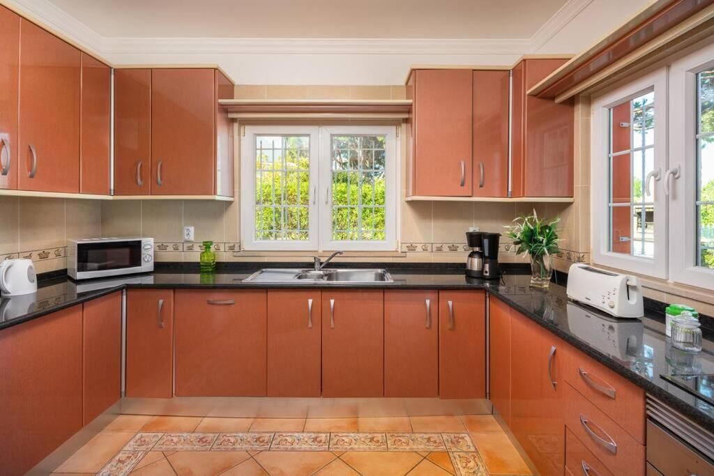 Villa, vista para o jardim | Cozinha privada | Um frigorífico, um micro-ondas, um forno, uma placa de cozinha 