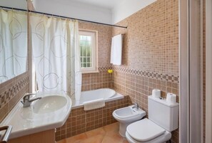 Produtos de toalete grátis, secador de cabelo, toalhas de banho 