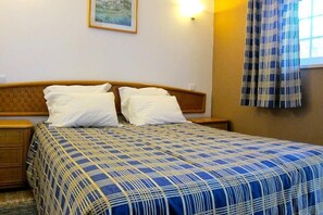 Vila, sacada, vista para o jardim | Cofres nos quartos, cortinas blackout, ferros/tábuas de passar roupa