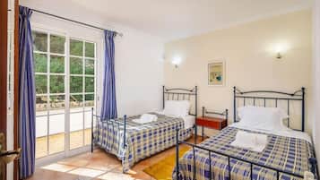 Cofre no quarto, cortinas/cortinados opacos, ferro/tábua de engomar