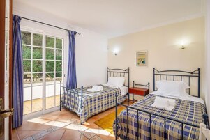 Cofre no quarto, cortinas/cortinados opacos, ferro/tábua de engomar 