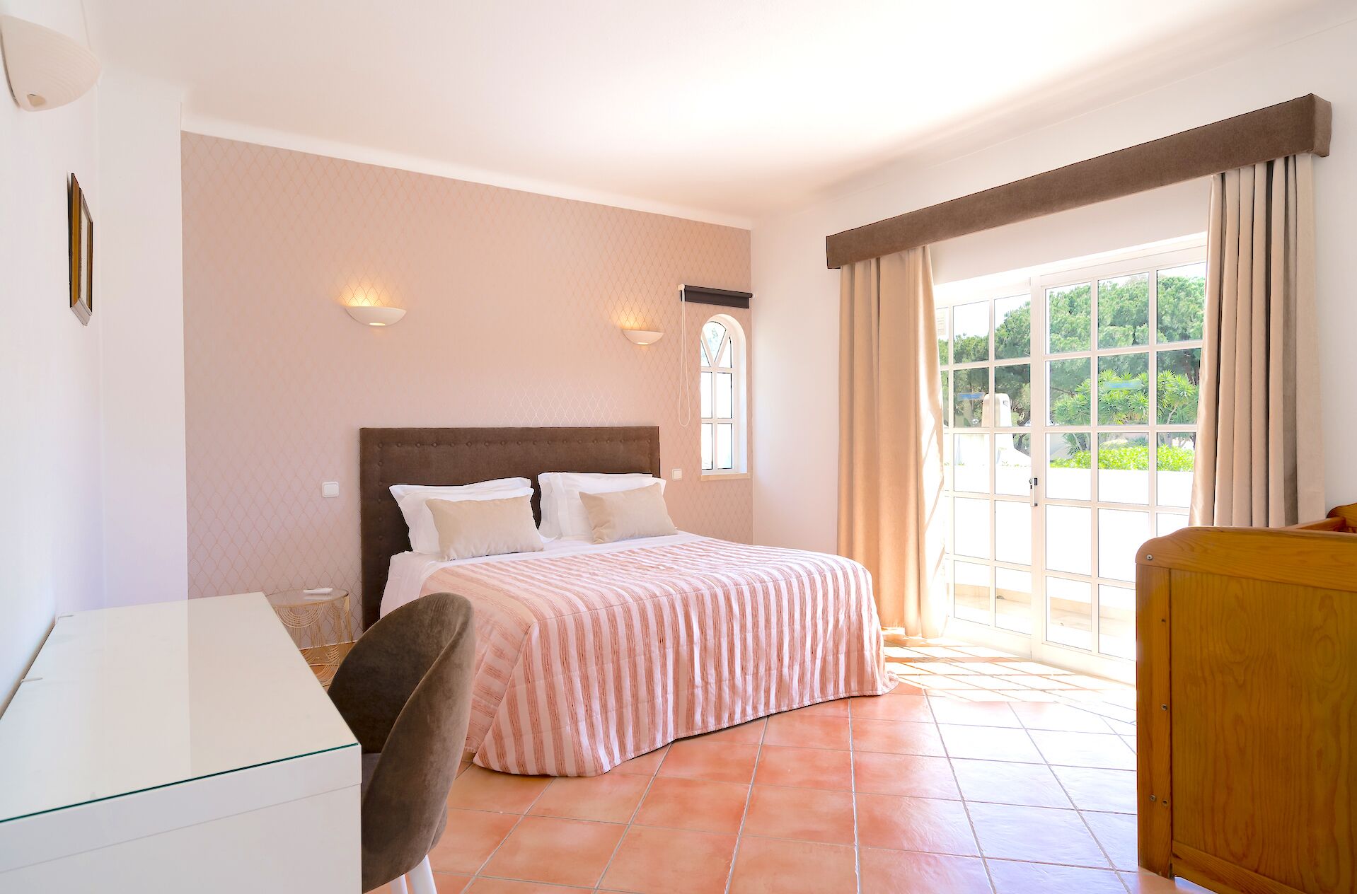 Villa Familiar, varanda, vista para o jardim | Cofre no quarto, cortinas/cortinados opacos, ferro/tábua de engomar 