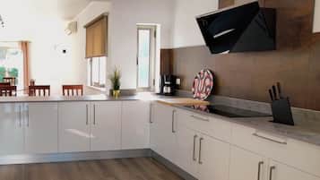 Cafeteira/chaleira, chaleira elétrica, cadeirão de bebê