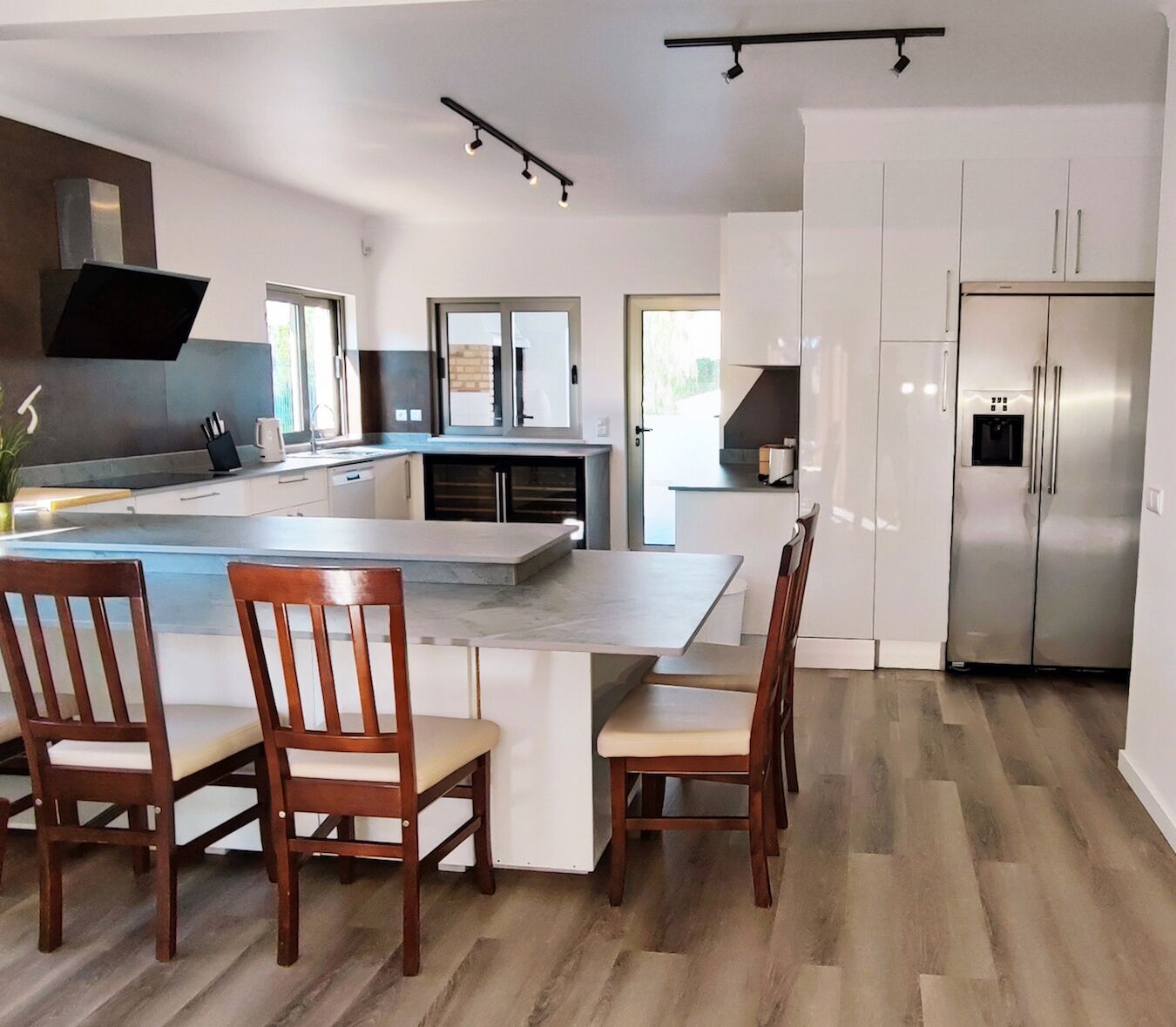 Uma cafeteira/bule, uma chaleira elétrica, uma cadeira de bebé 